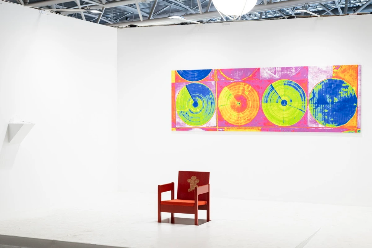 Angharad Williams: una sedia come critica sociale ad Artissima 2024
